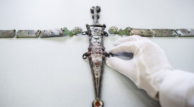 Silver Roman dagger is restored to its former glory | ARCHAEOLOGY WORLD