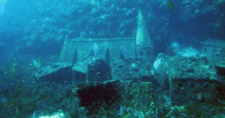 This Canadian Lake Hides an Underwater Ghost Town | ARCHAEOLOGY WORLD