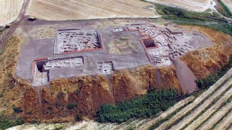 5,000-year-old Iraqi city discovered under a 10 meter-deep mound ...