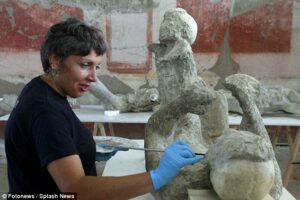1,900 years ago: Terrified mother and child’s final moments preserved ...