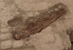 The Discovery of ancient Peruvian burial tombs sheds new light on Wari ...