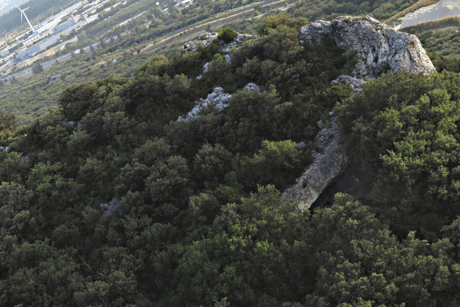French cave tells a new story about Neanderthals, early humans ...